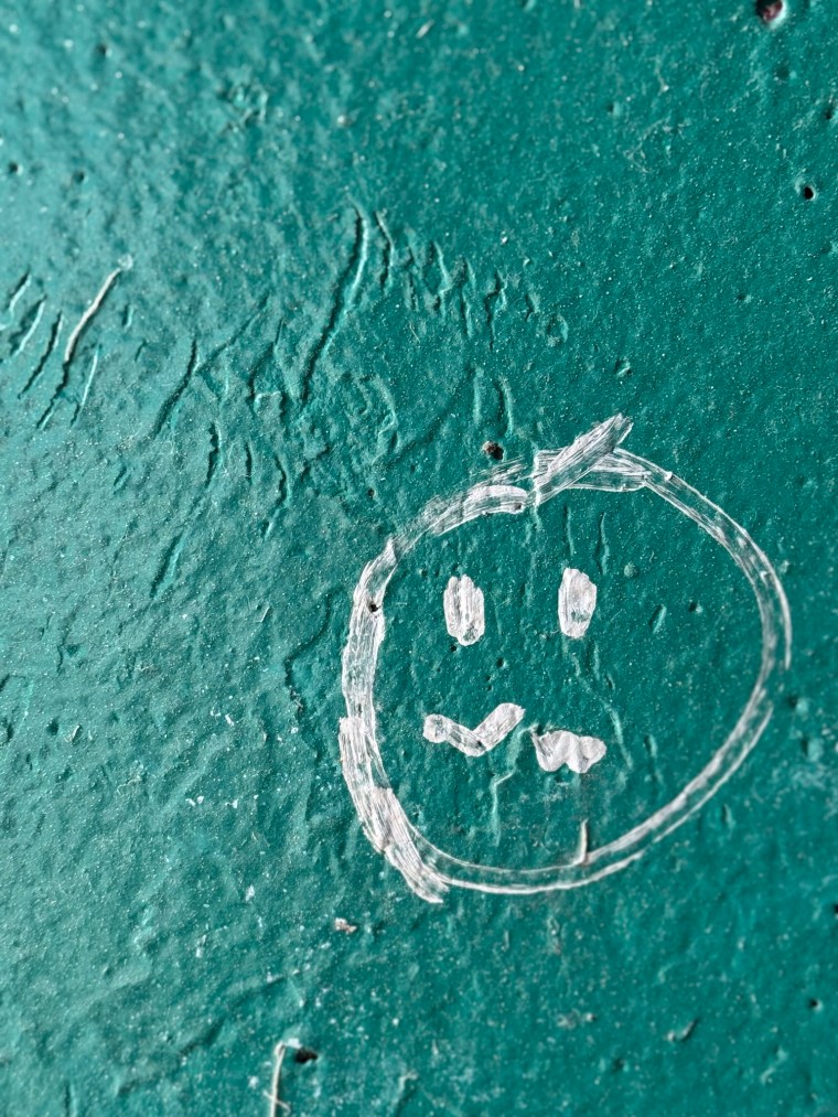 Smileys onderweg: een vrolijke fotowandeling vol kleine vondsten ...